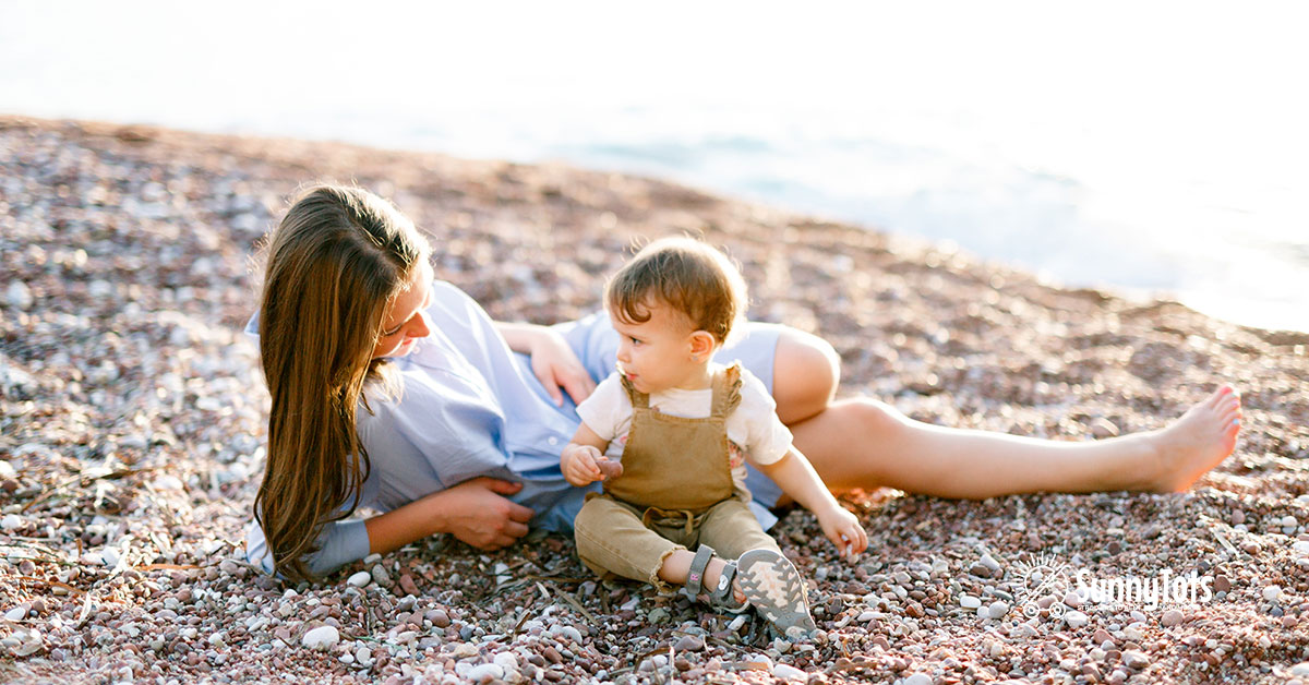 Babies and beach: tips for traveling with a baby to the beach - Sunny Tots